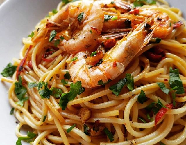 Spaghetti Aglio e Olio with Shrimps - It's Food o'Clock